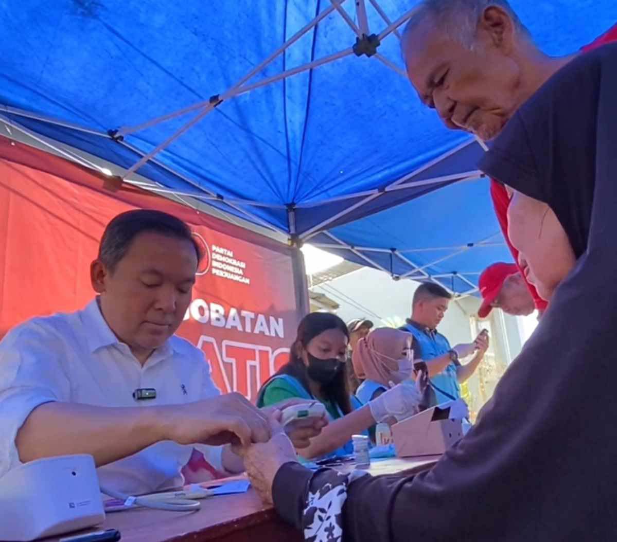 Rajin Obati Warga, Dokter Rayendra Dijuluki Pejuang Kesehatan ...